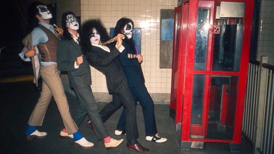 Photographer Bob Gruen Explains the Story Behind Kiss' Iconic 'Dressed ...
