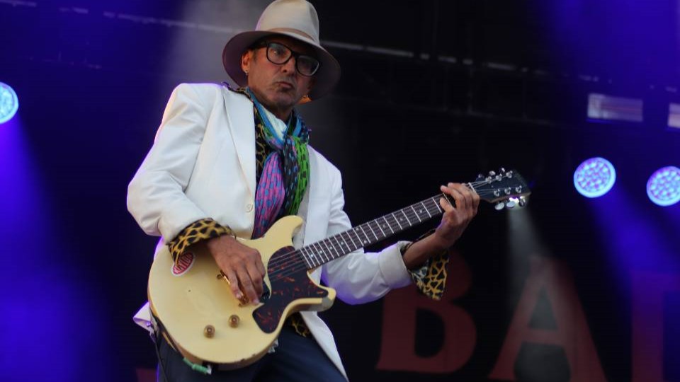 From Underrated to Iconic: Why the Gibson Les Paul Junior Became Punk's ...