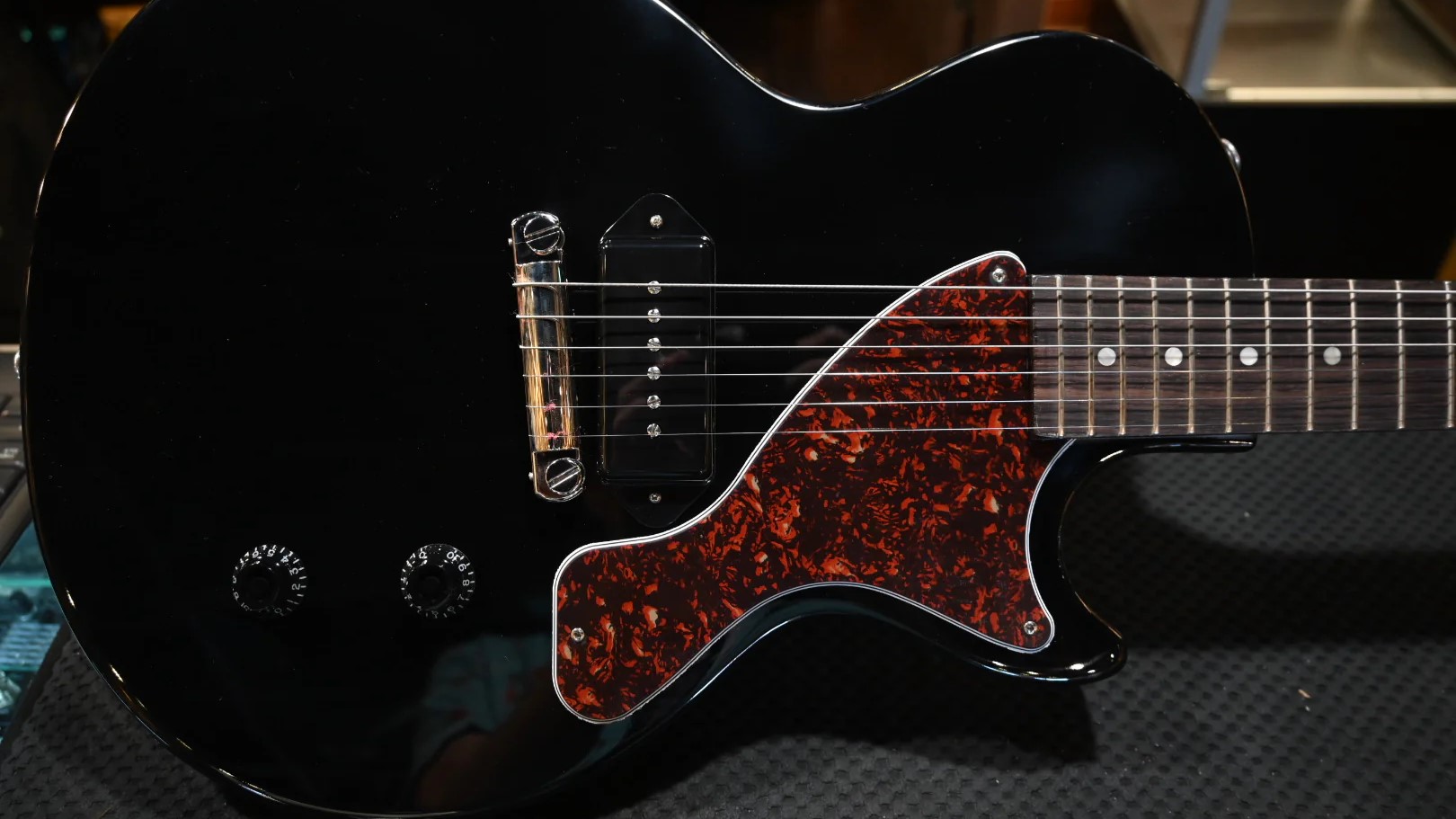 From Underrated to Iconic: Why the Gibson Les Paul Junior Became Punk's ...