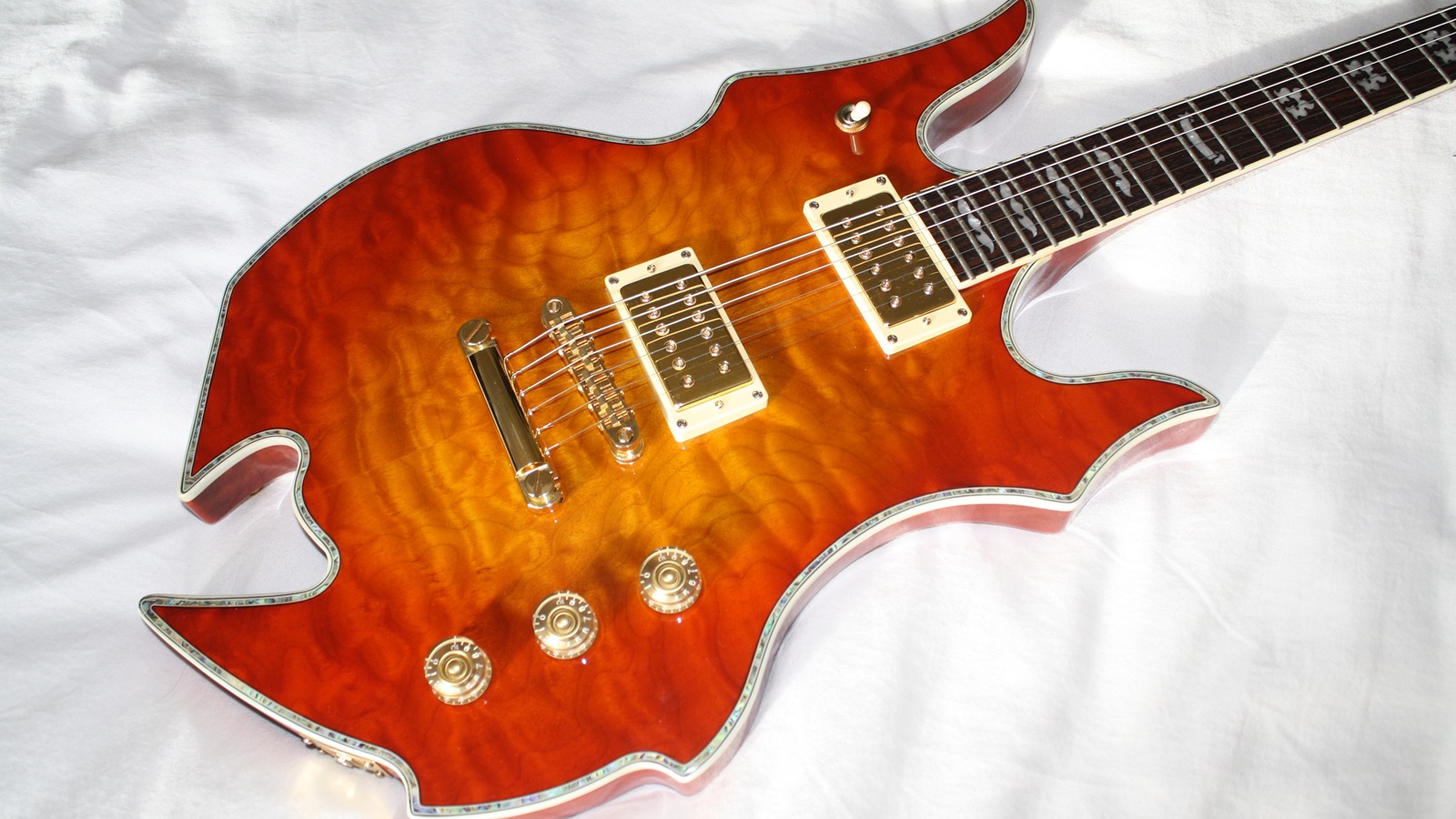 A Boutique Guitar Moment: Raphael Saadiq and the Minarik Diablo at the ...