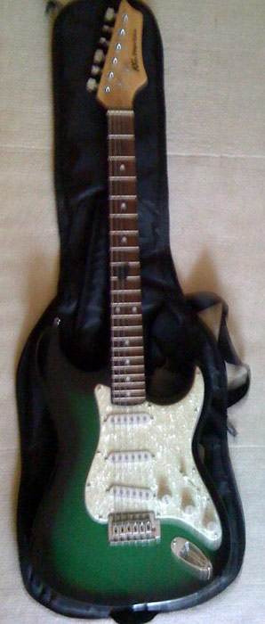 AXL: Strat Player Deluxe | Pictures @ Ultimate-Guitar.Com