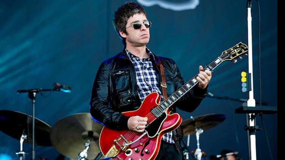 Guitar That Was Broken During Oasis Break-Up Was Auctioned, This Is How ...