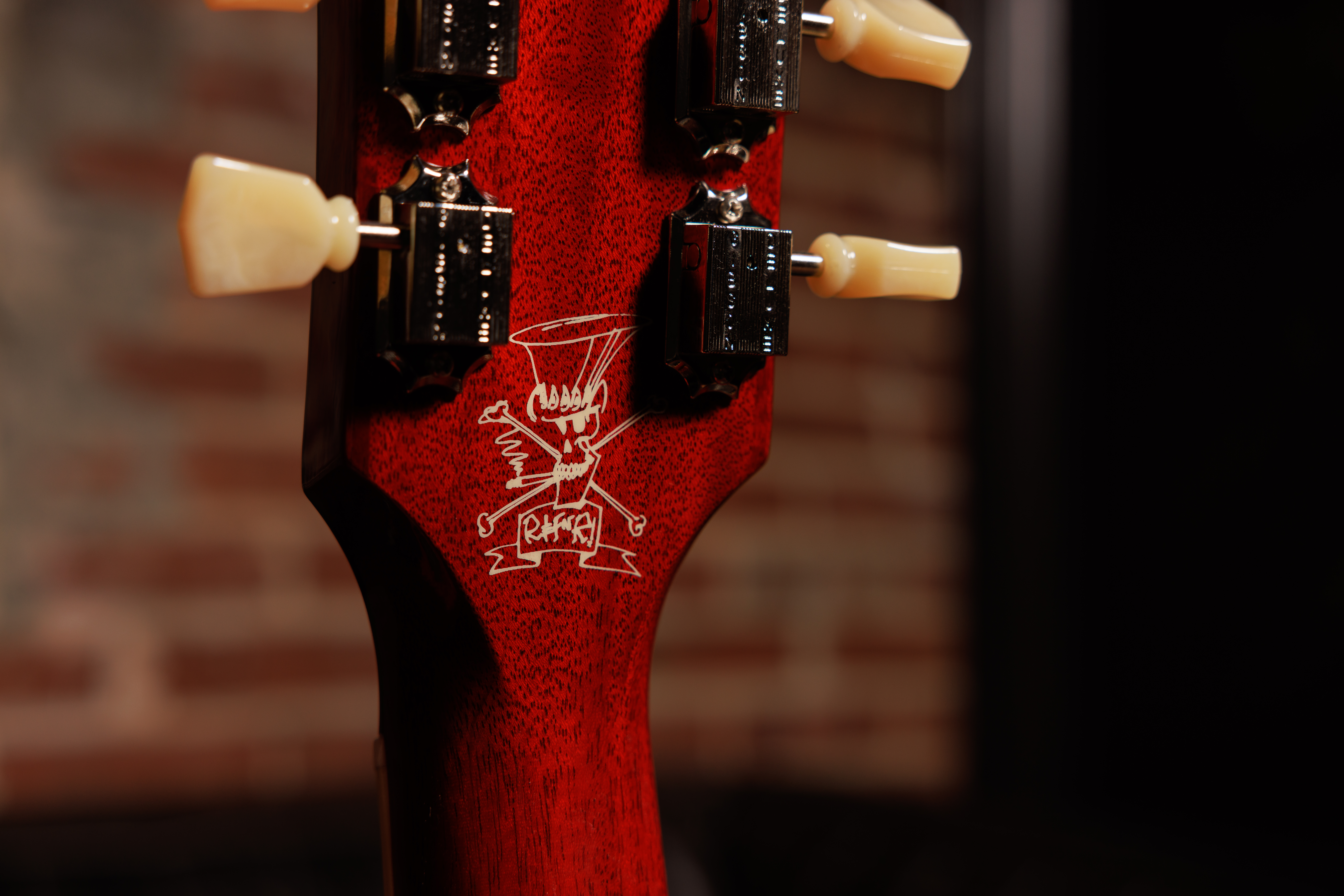 Gibson Releases 'Jessica,' a Les Paul Standard Based on the Slash's ...