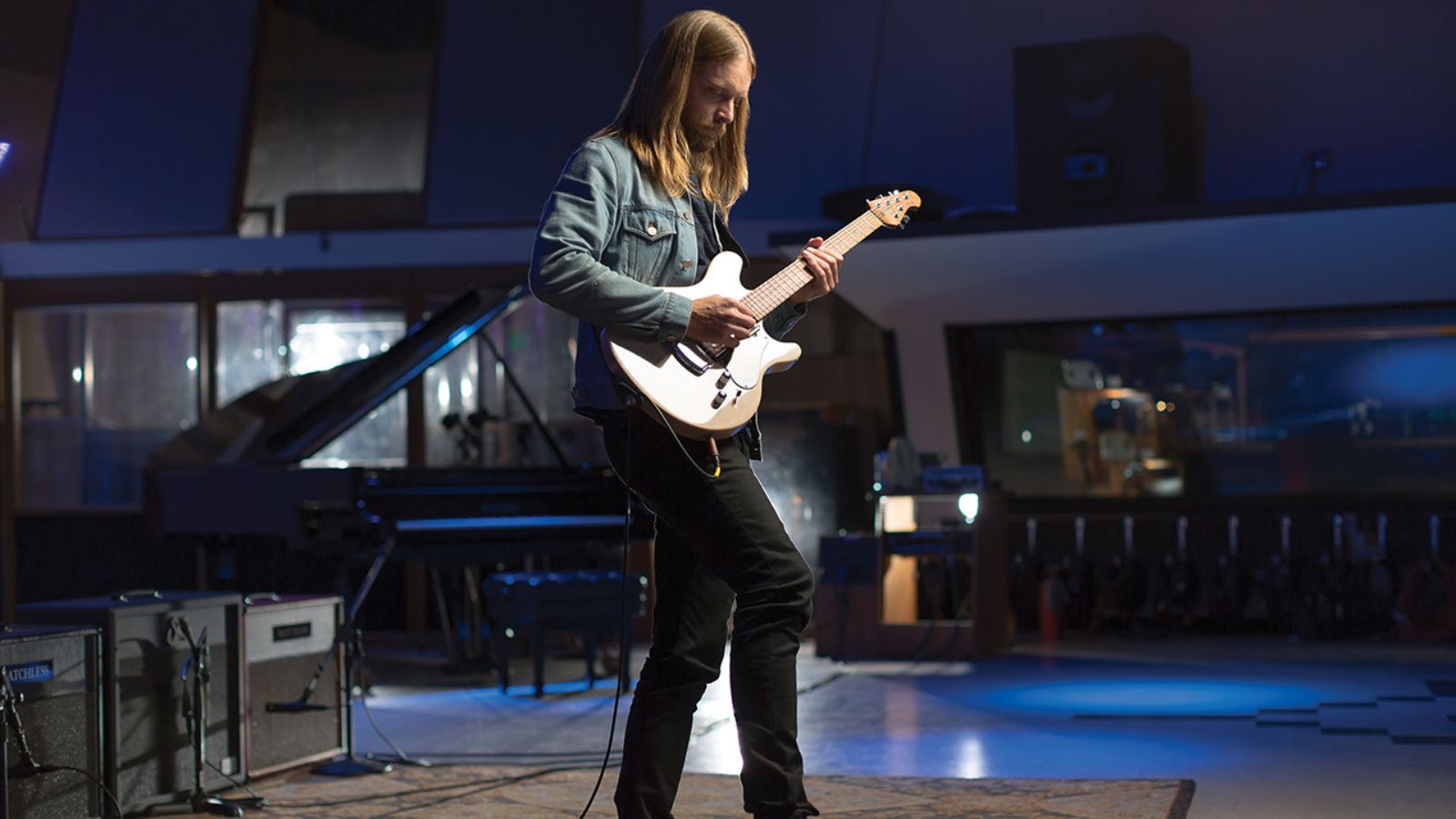 Maroon 5 Guitarist Reveals How He Shaped His Tone on Band's Hit Song ...