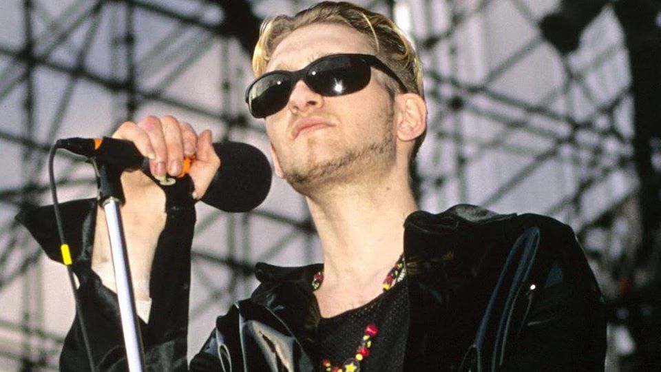 Watch: Previously Unseen Footage of One of Alice in Chains' Last Shows ...