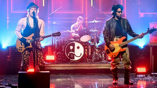 Fall Out Boy Release New Single 'Hold Me Like a Grudge' | Music News ...