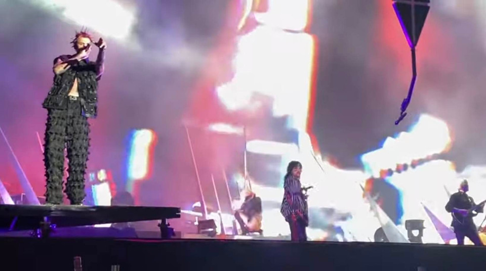 Watch: Machine Gun Kelly Joins Mötley Crüe Live Onstage to Perform 'The ...