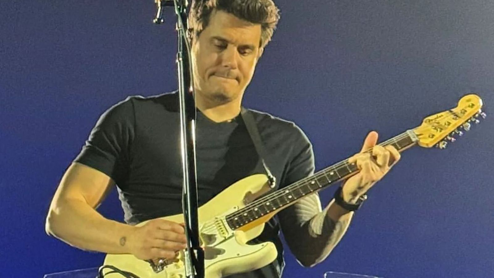 John Mayer is Playing on Jeff Beck's Fender Stratocaster, Identified as ...