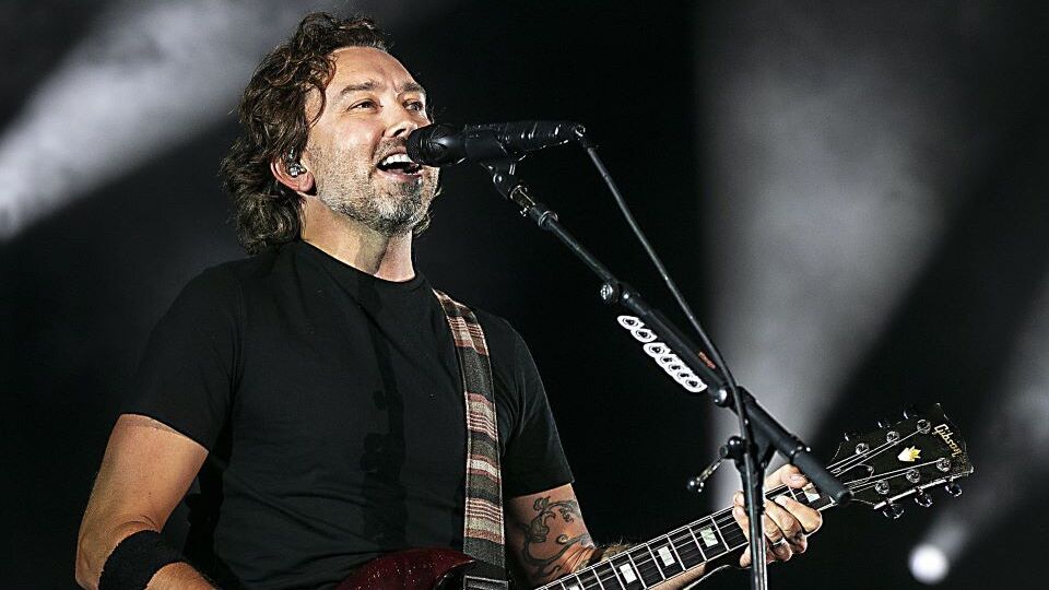 Watch: Rise Against Frontman Falls Onstage, Continues Performing ...