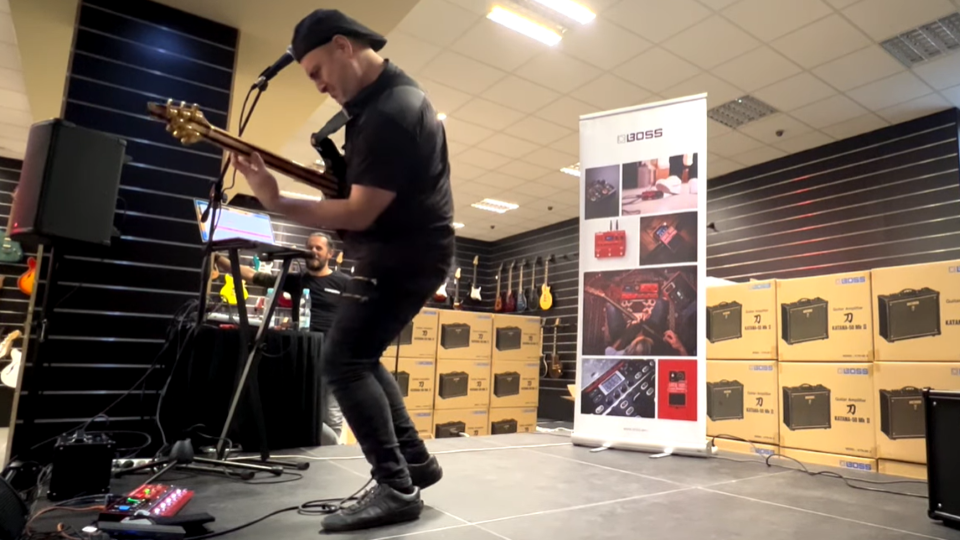 Watch: Steven Wilson Guitarist Improvises Live With Chords Chosen by ...