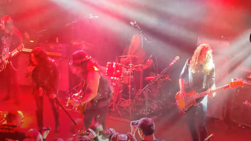 Watch: Slash's Guest Appearance in Los Angeles With Hard-Rockers ...
