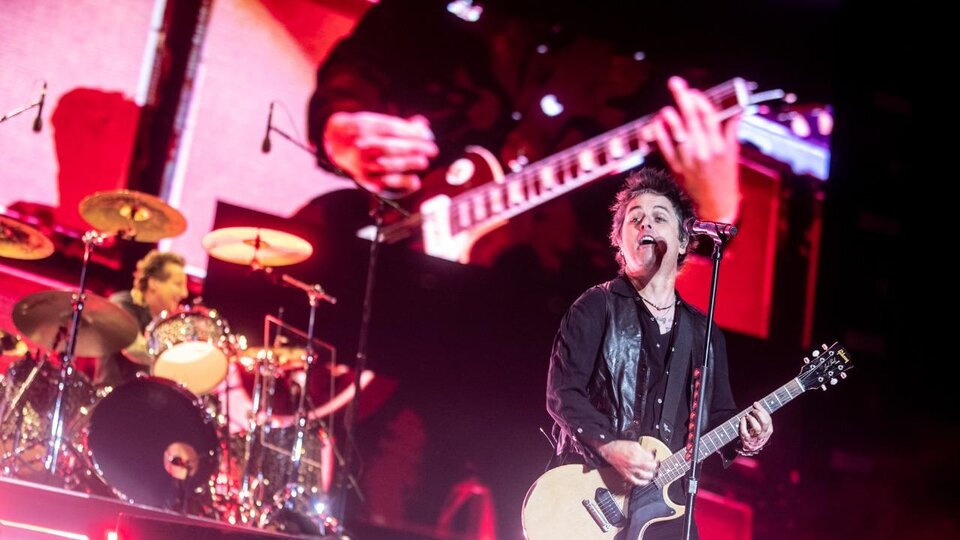 Watch: Green Day Debut New Song '1981' During Live Show | Ultimate Guitar