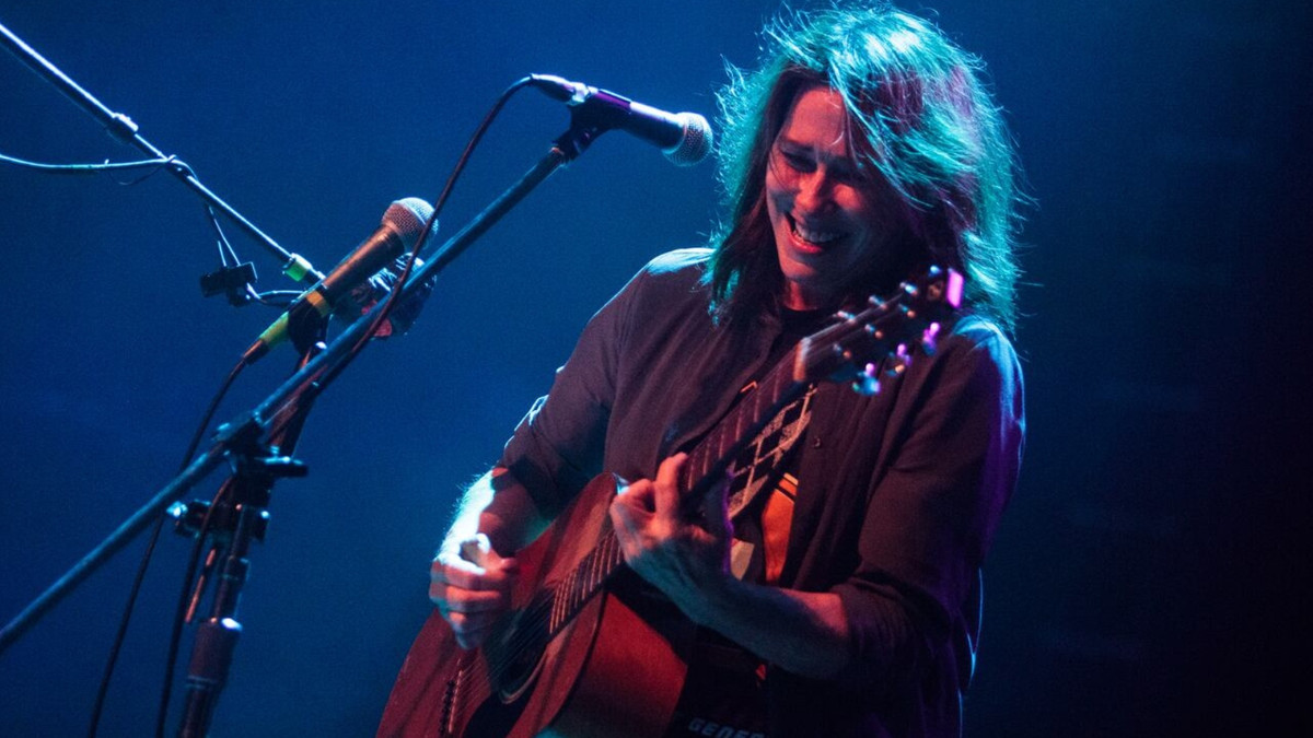 This Mainstream Pop Star 'Finds Loud Guitars Exciting,' The Breeders ...