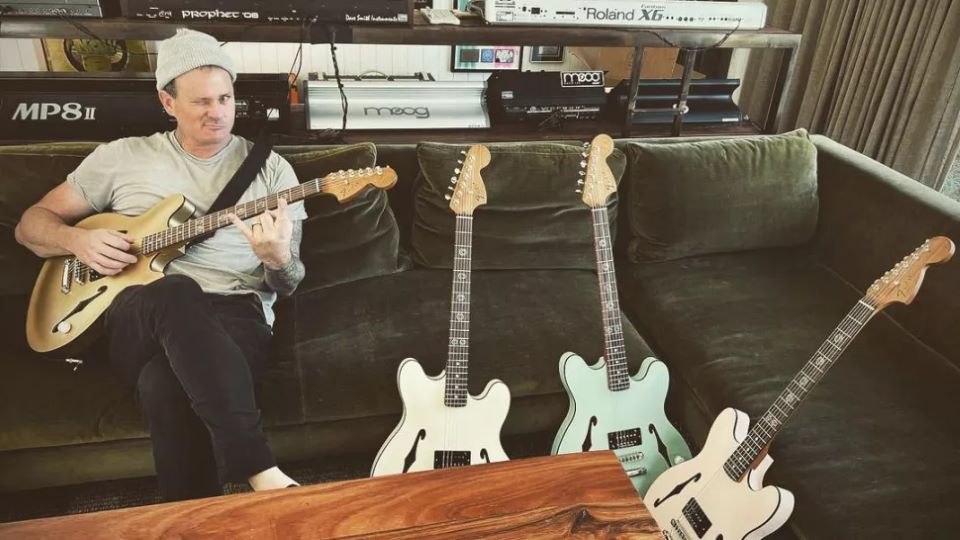 Blink-182's Tom DeLonge is Back to Fender With a New Starcaster ...