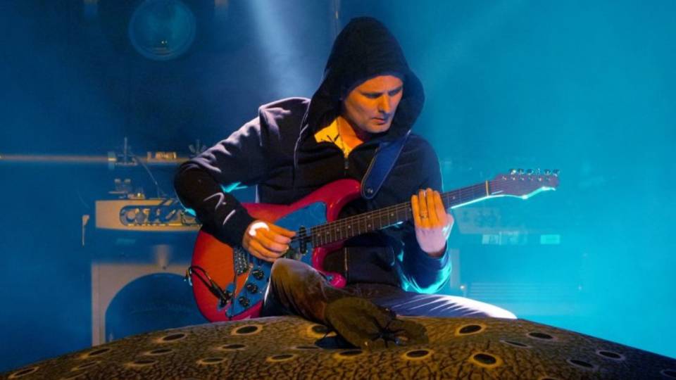 Manson Reveals New Strat-style Guitar Played by Matt Bellamy on Stage ...