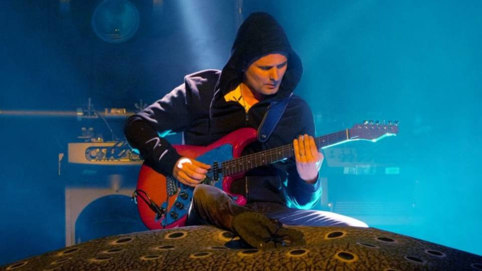 Manson Reveals New Strat-style Guitar Played by Matt Bellamy on Stage ...