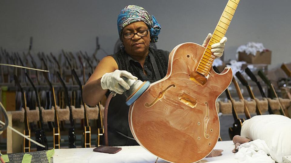 Gibson Reveals Previously Unseen 1967 Factory Tour Documentary ...