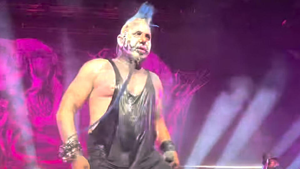 Mudvayne's Chad Gray Talks About 'Amazing' Irony of Falling Off Stage ...