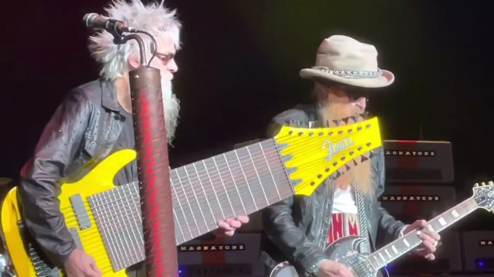 Wtf Zz Top Bassist Elwood Francis Plays Huge 17 String Bass Onstage Ultimate Guitar