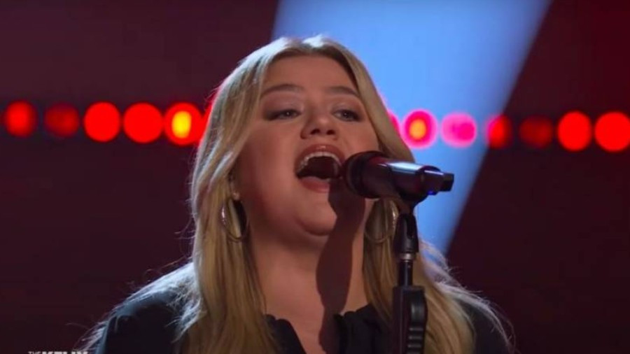 Watch: Kelly Clarkson Covers The Offspring's 'Come Out and Play' | Ultimate Guitar