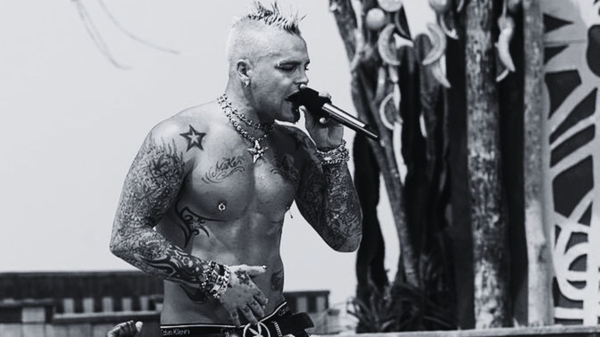 Crazy Town Frontman Shifty Shellshock Has Passed Away, Aged 49 ...