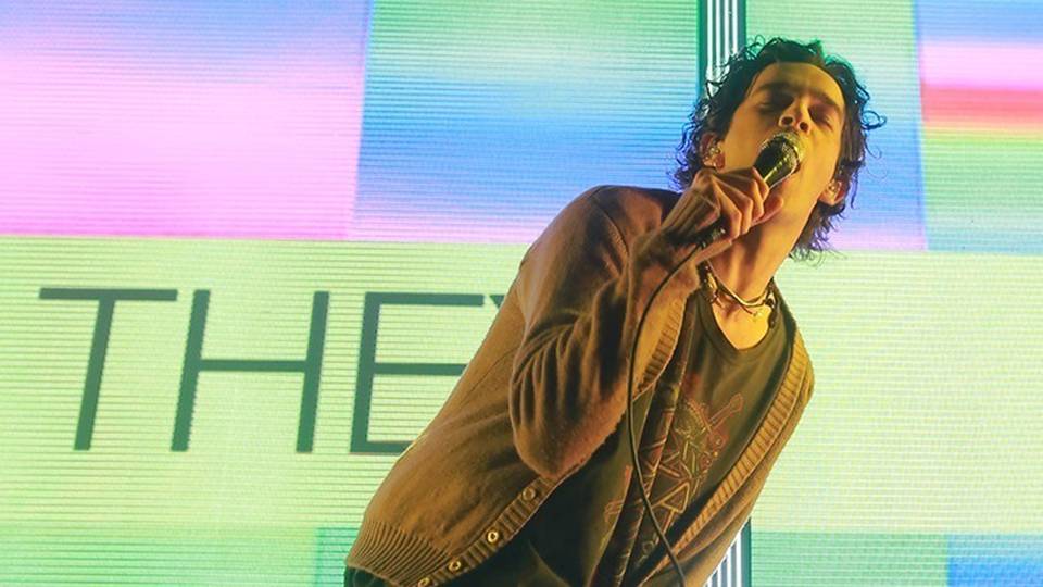 WTF: The 1975 Frontman Yells at Security With Auto-Tuned Mic During ...