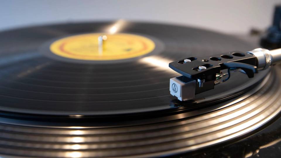 Vinyl Record Sales in UK Biggest Since 1990, These Were Top 10 Best ...
