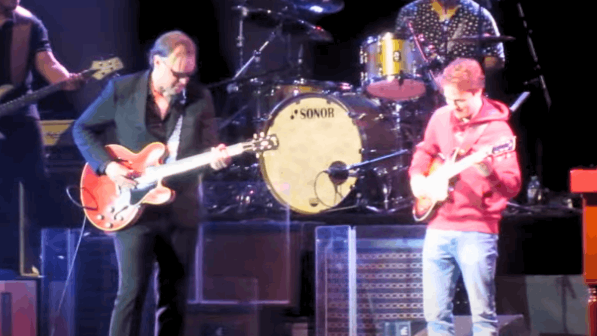 Joe Bonamassa Invites Matteo Mancuso on Stage for a Fiery Solo Exchange ...