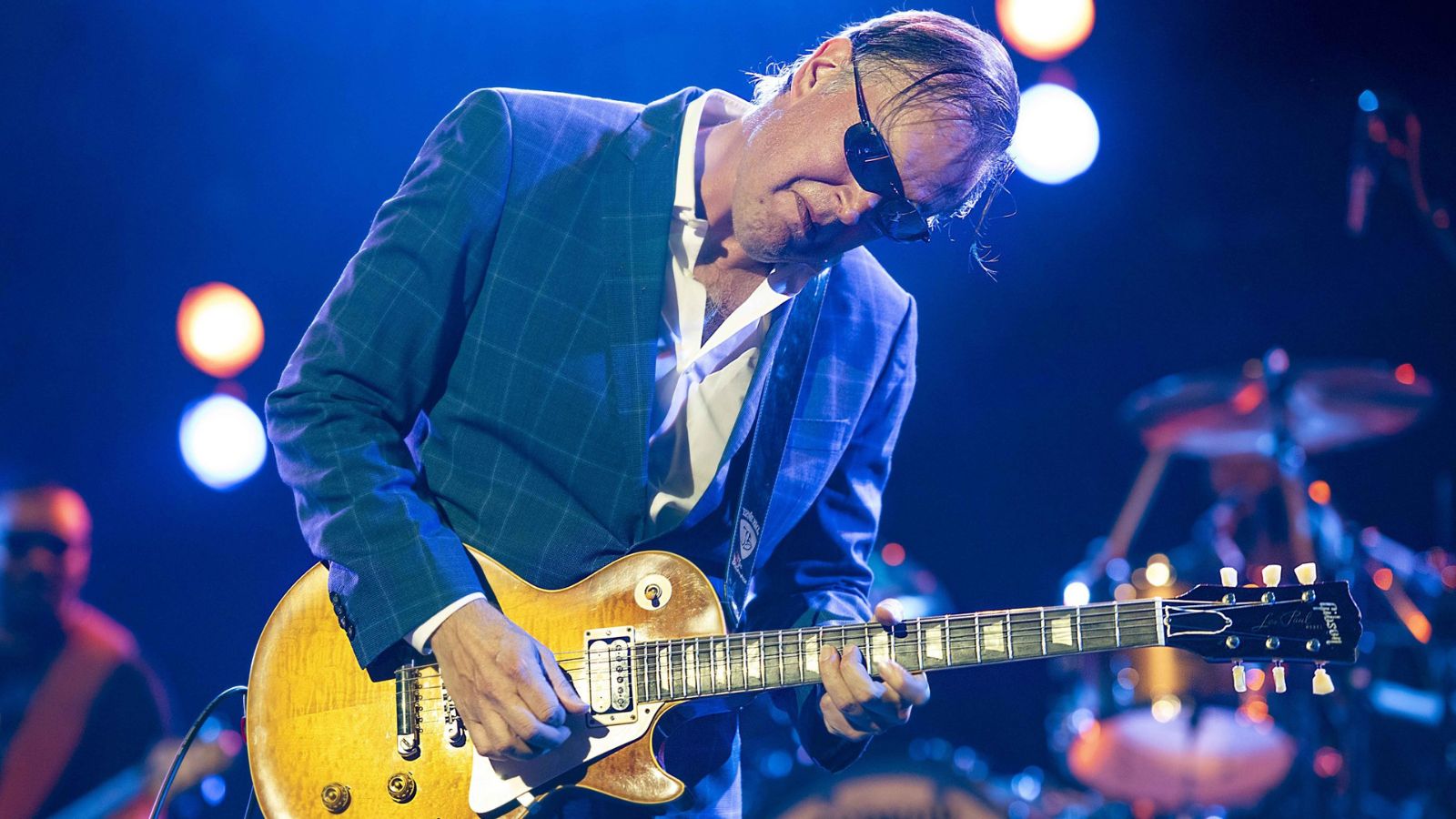 Joe Bonamassa Names Two Guitarists Who 'Had the Greatest Way of Bending ...