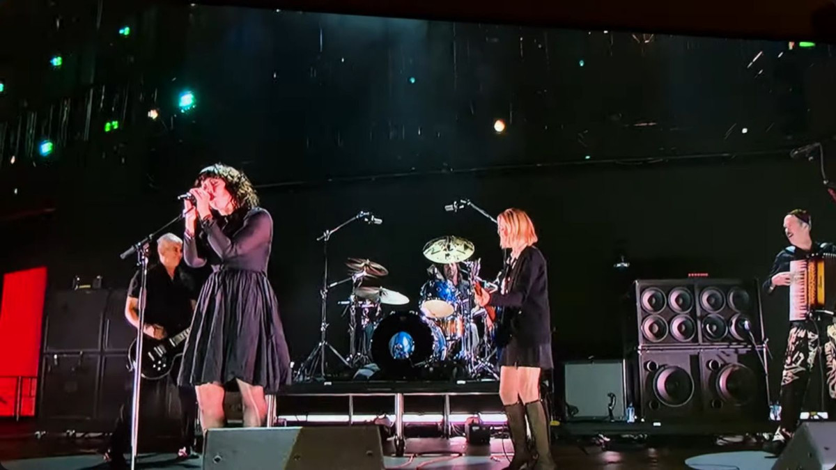 Surviving Nirvana Members Surprise Audience at FireAid With a Heartfelt ...