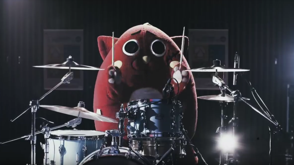 WTF: This Bizarrely Dressed Drummer Blasts Thrash Metal Beats During ...