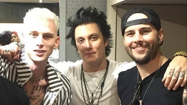 Avenged Sevenfold's M. Shadows Praises Machine Gun Kelly: 'Proud of How ...