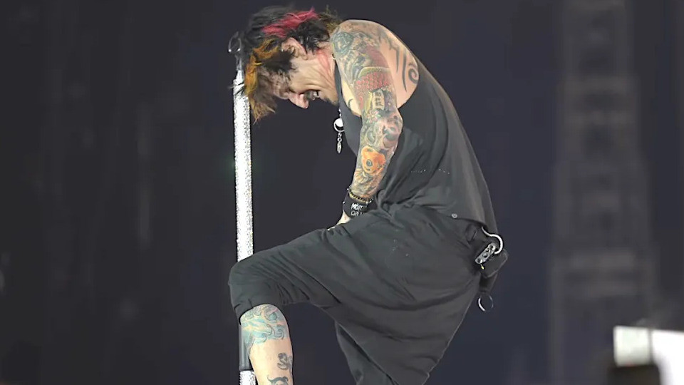 Wtf Tommy Lee Teases Audience With Wiener Following Instagram Nude