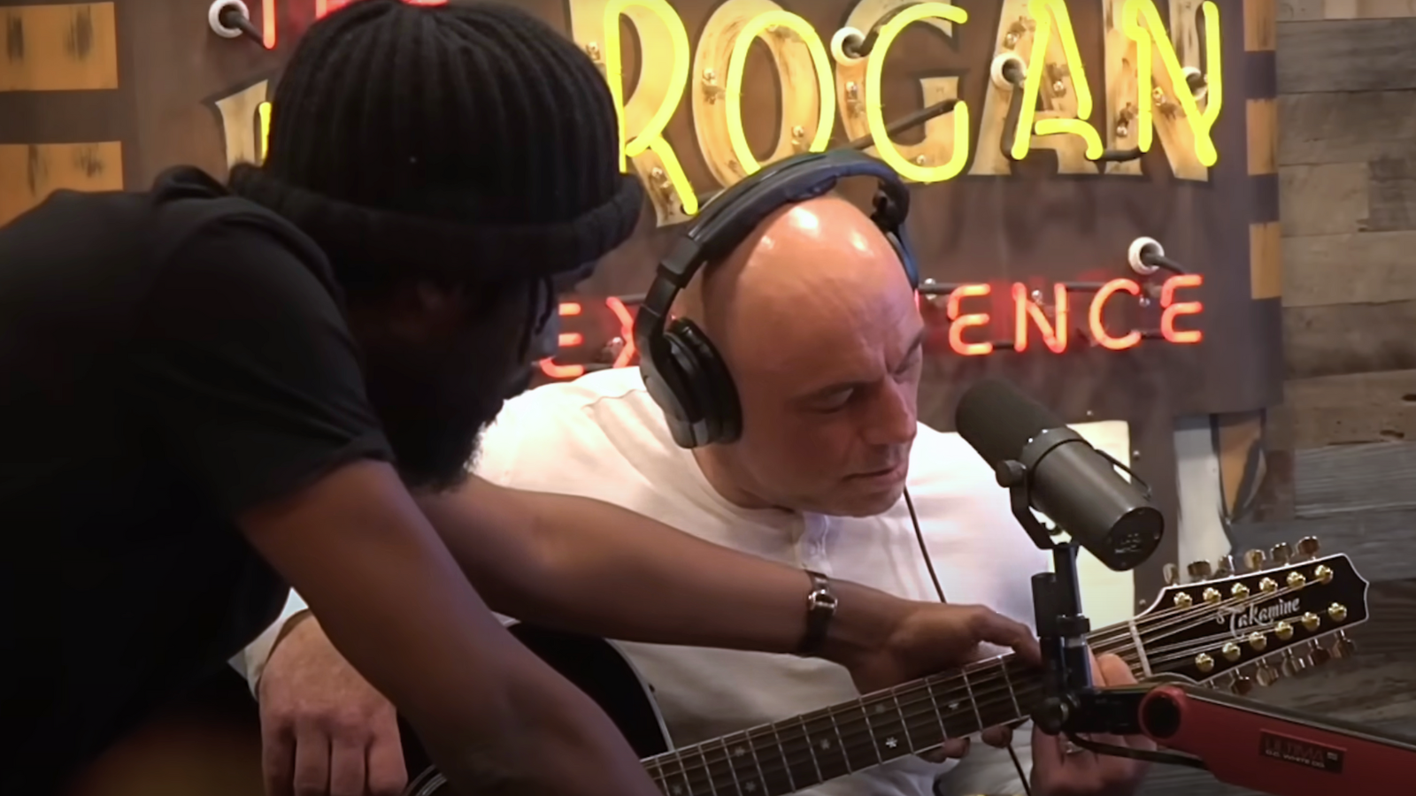 Here's Gary Clark Jr. Teaching Joe Rogan How to Play Guitar | Ultimate Guitar