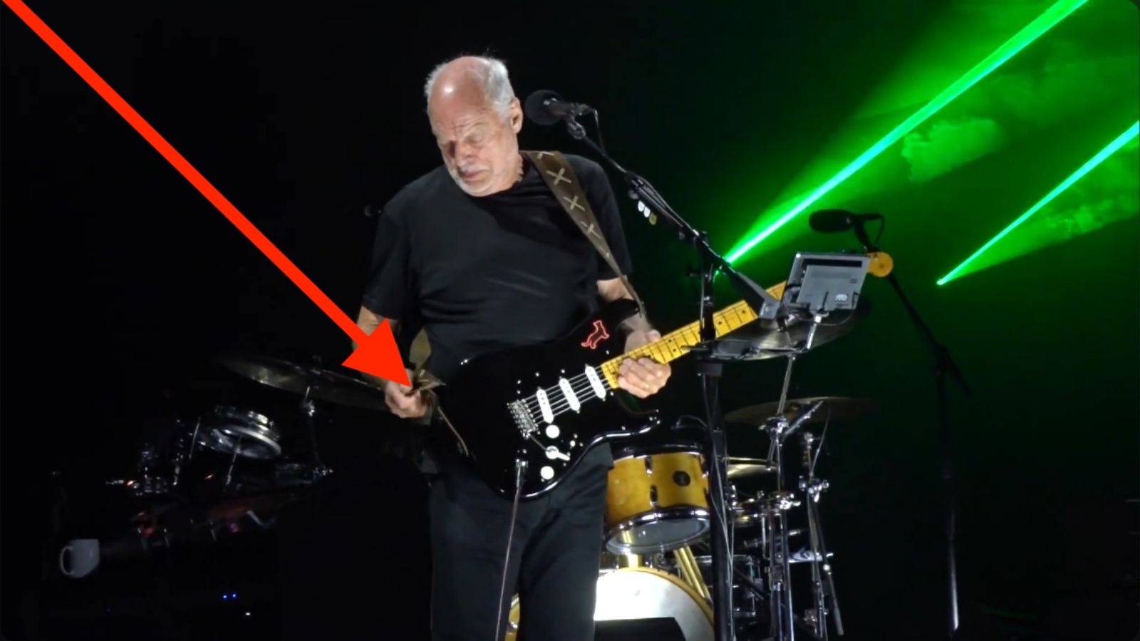 Watch: David Gilmour's Guitar Strap Snaps During 'Comfortably Numb ...