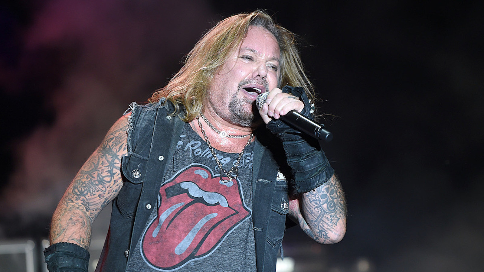 Vince Neil Seen Using Onstage Teleprompter at Recent Mötley Crüe ...