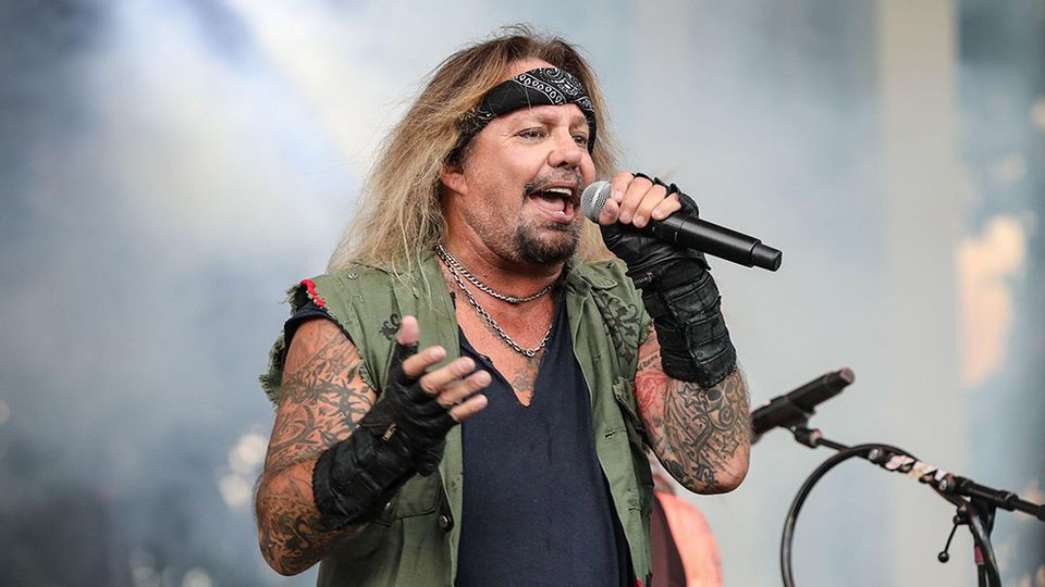 Watch: This Is What Vince Neil Sounds Like Performing Mötley Crüe ...