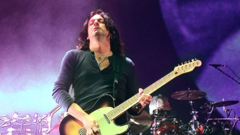 Roger Waters' Guitarist Dave Kilminster Explains Why He's Not a Fan of ...