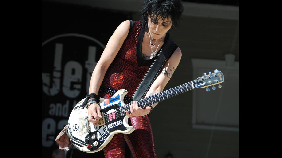 The Story Behind Joan Jett s Gibson Melody Maker Ultimate Guitar