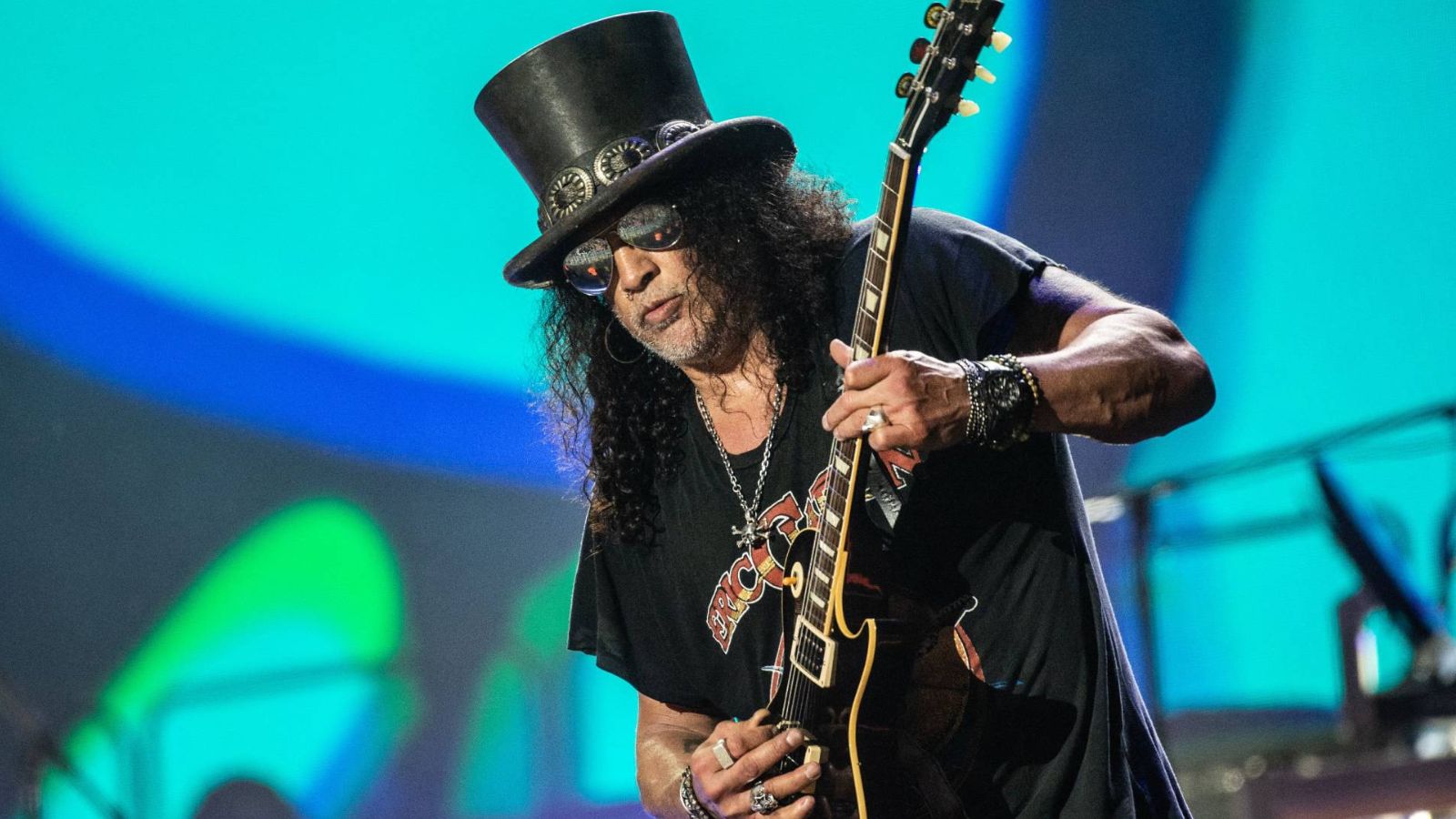These Are the Most Important Things Slash Looks for in Guitars, His ...