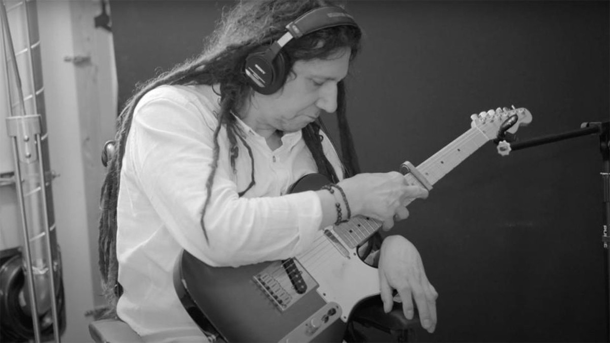 Musician Learns How to Play Guitar One-Handed After a Stroke: 'I Couldn ...