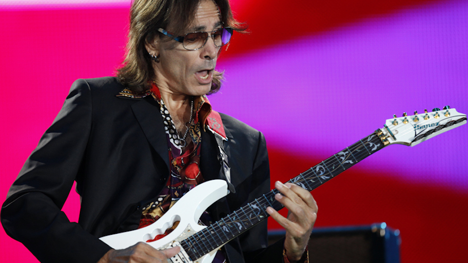 Steve Vai to Guitarists: Picking Needs to Be Experimented With Too ...